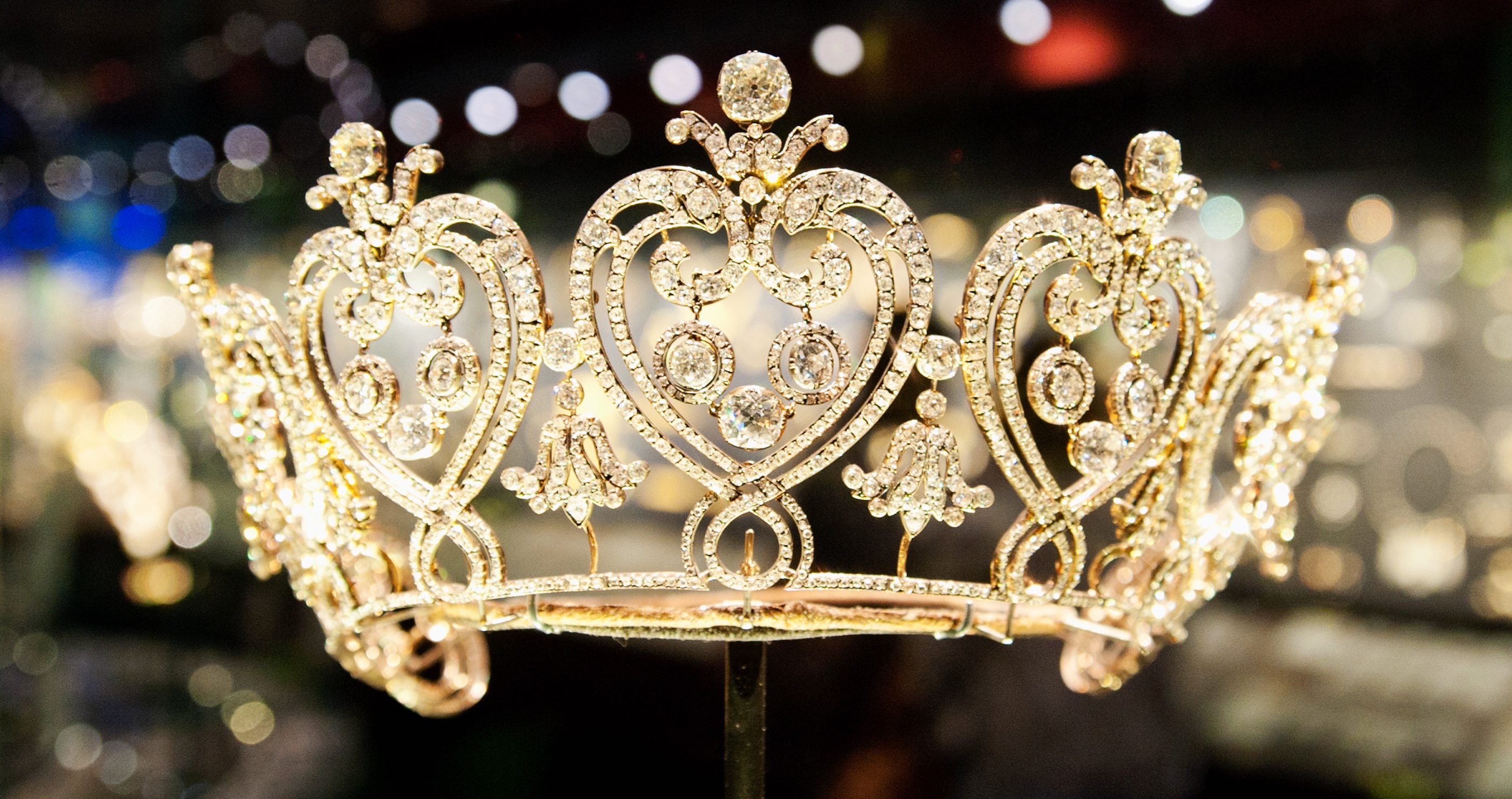 3 Scooter-Riding Robbers Swiped Millions Of Dollars In Jewels From ...